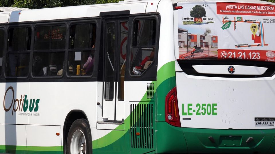 Apedrean vecinos camiones del SIT - Periódico AM