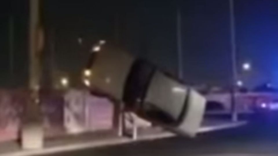 Auto queda suspendido en el aire durante choque en Mexicali - Periódico AM