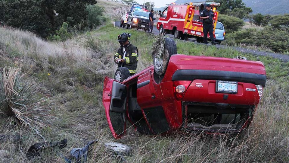 Vuelca y abandona el automóvil - Periódico AM