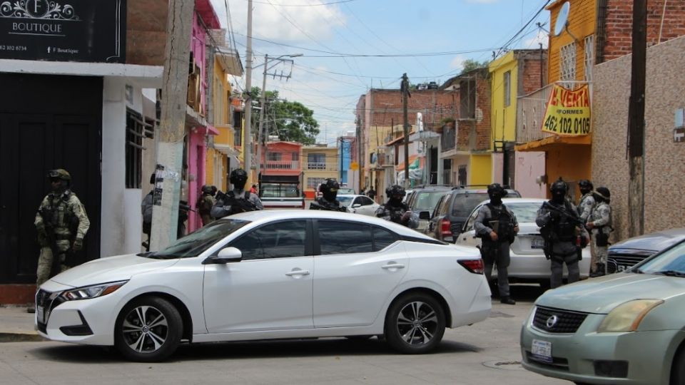 Llegan 12 vehículos con agentes y 3 de Sedena para catear casa ...