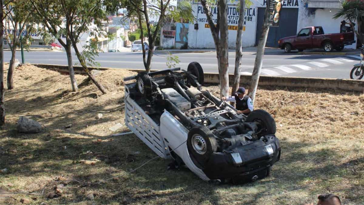 Volcadura de camioneta en Alonso de Torres deja a conductor ileso ...