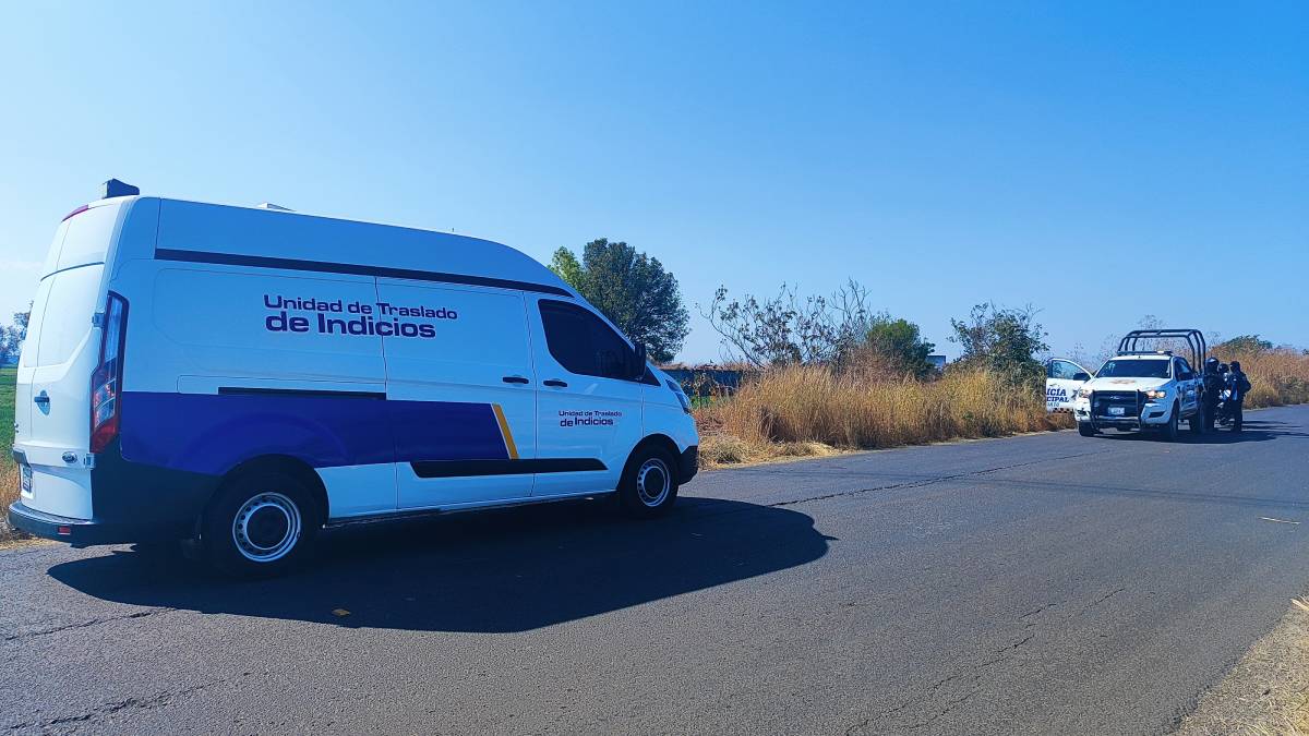 Hallan a hombre calcinado en auto en camino de Abasolo