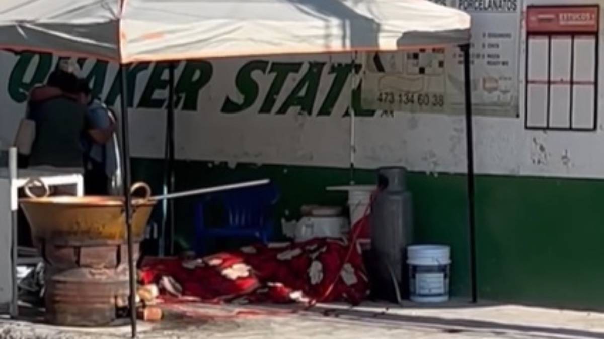 Asesinan a padre e hijo en puesto de carnitas en Valle de Santiago